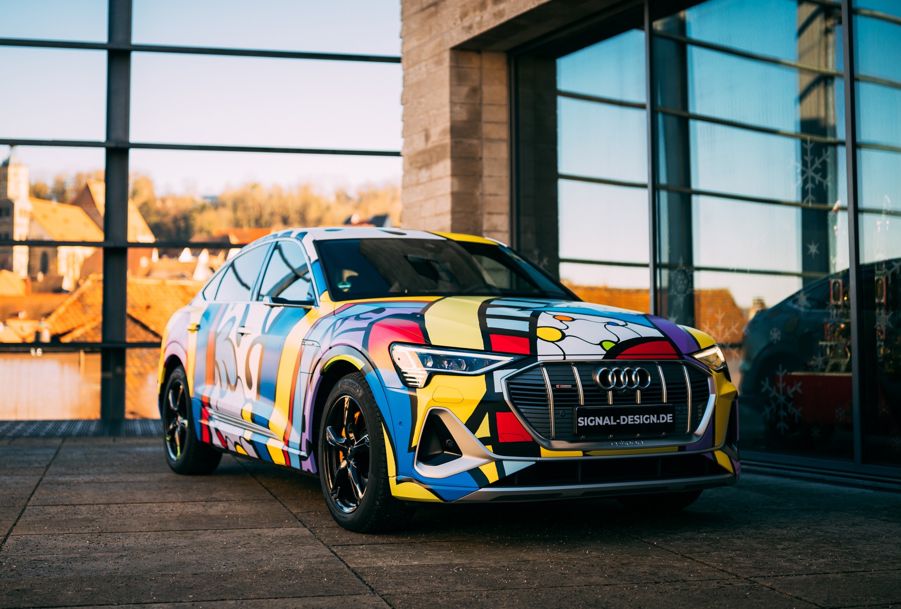 e-tron | Kunstwerk für Frauen - Wrap Like Royalty